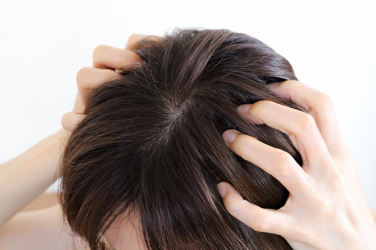 Masaje capilar: qué es, beneficios y cómo hacerlo | Vichy Mag